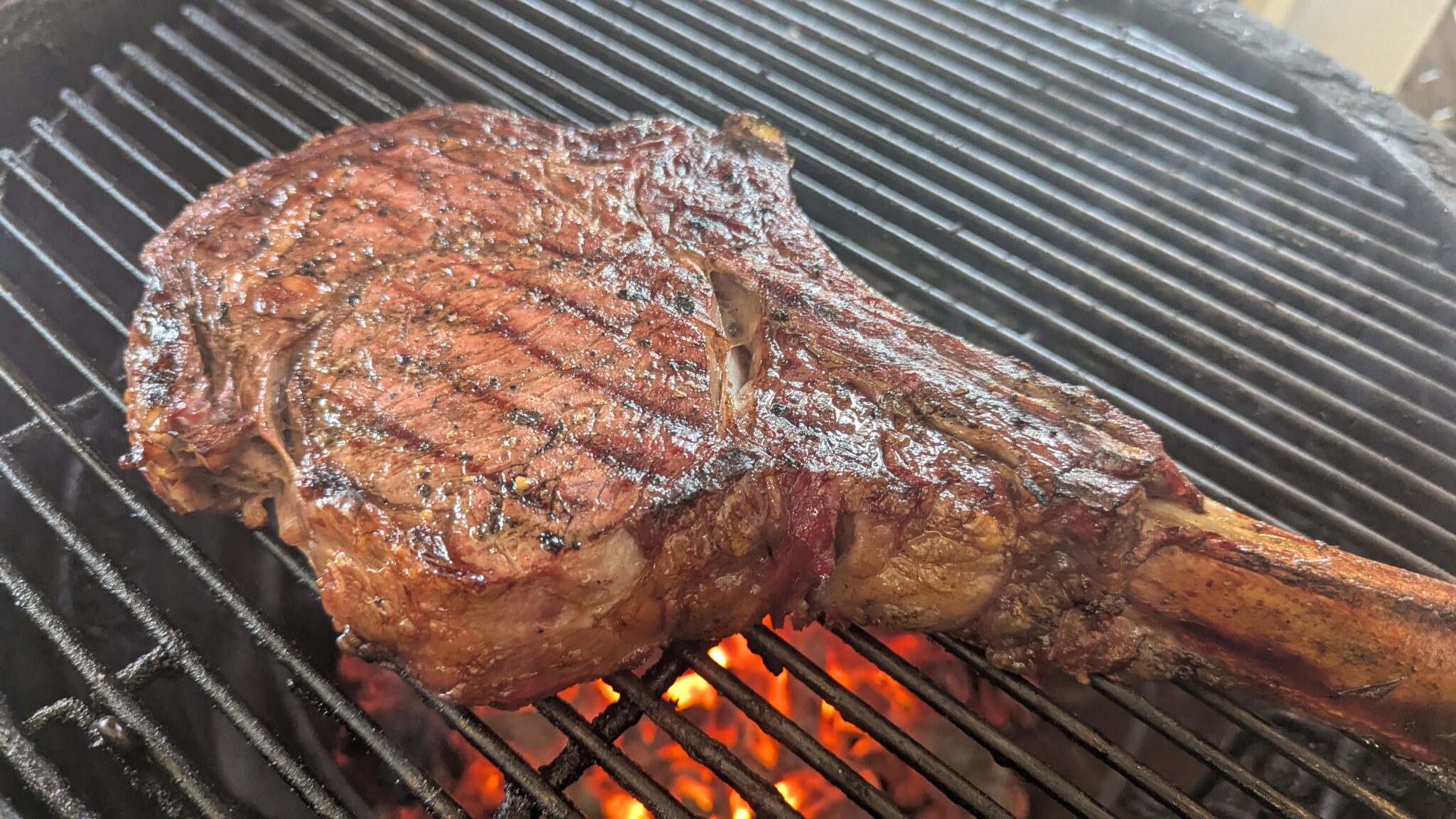 Perfect Reverse Sear Tomahawk Steak – Temps, Times & Pro Tips | ForkingGoodFood